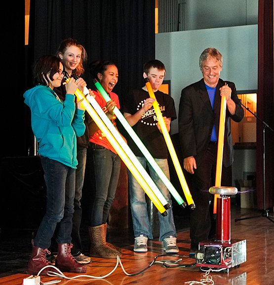 Experience the magic presentation at a school assembly - Magic online ...